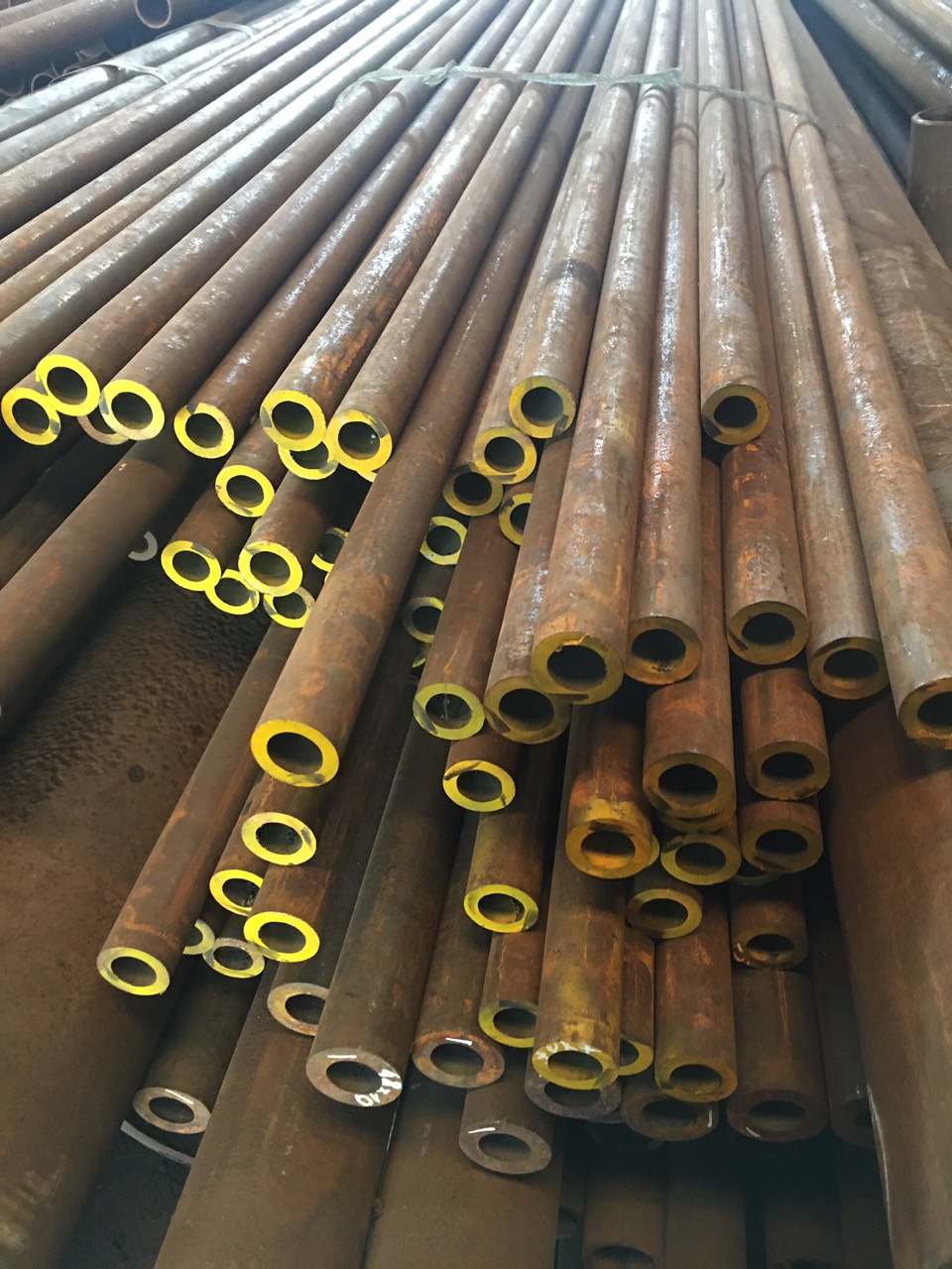 Ống sắt phi 49 nổi bật như một vật liệu không thể thiếu...